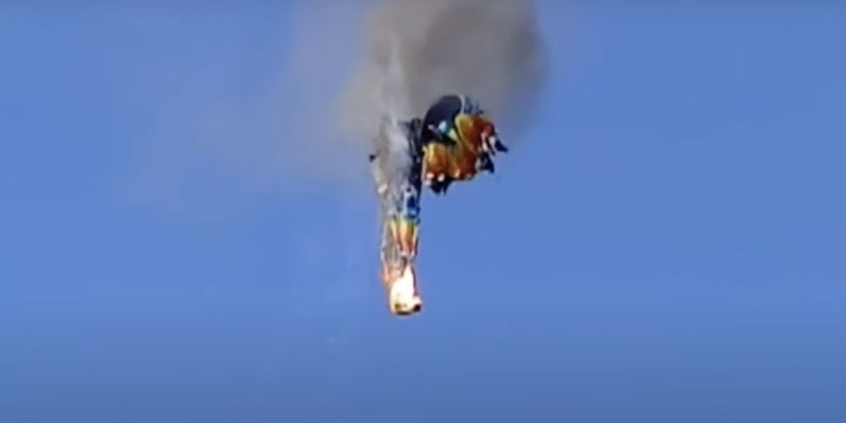 Une montgolfière prend feu en plein vol et tombe du ciel, faisant 8 ...