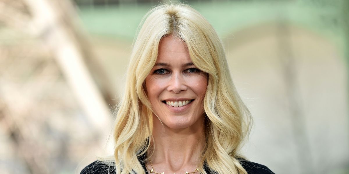 Claudia Schiffer éblouissante en maillot de bain plongeant pour ses 55 ...