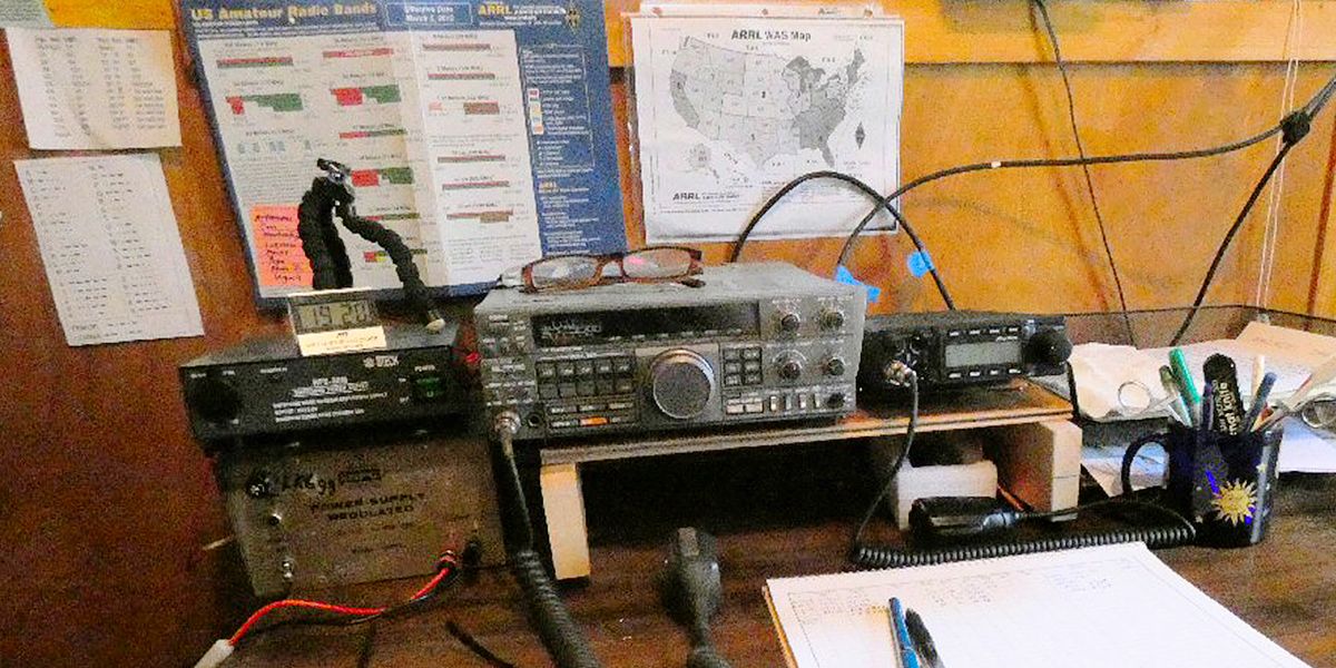 Mon mari m'avait interdit de toucher à la vieille radio qui se trouvait ...