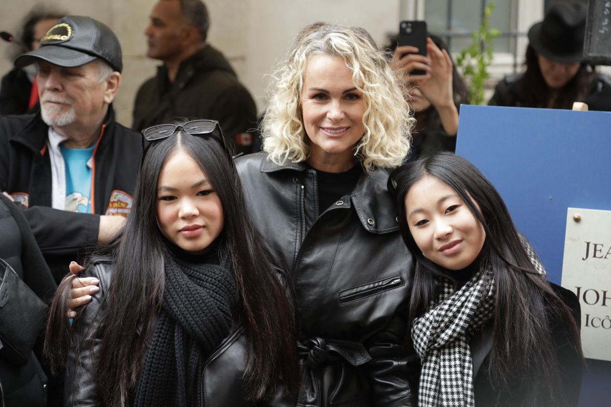 Jade Hallyday fait ses débuts dans la mode : sa mère Laeticia rayonne ...
